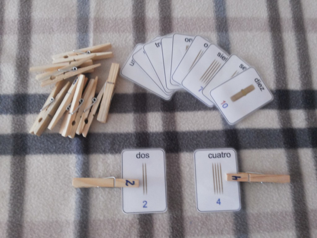 Material ABN de tarjetas con palillos y pinzas numeradas - Actiludis