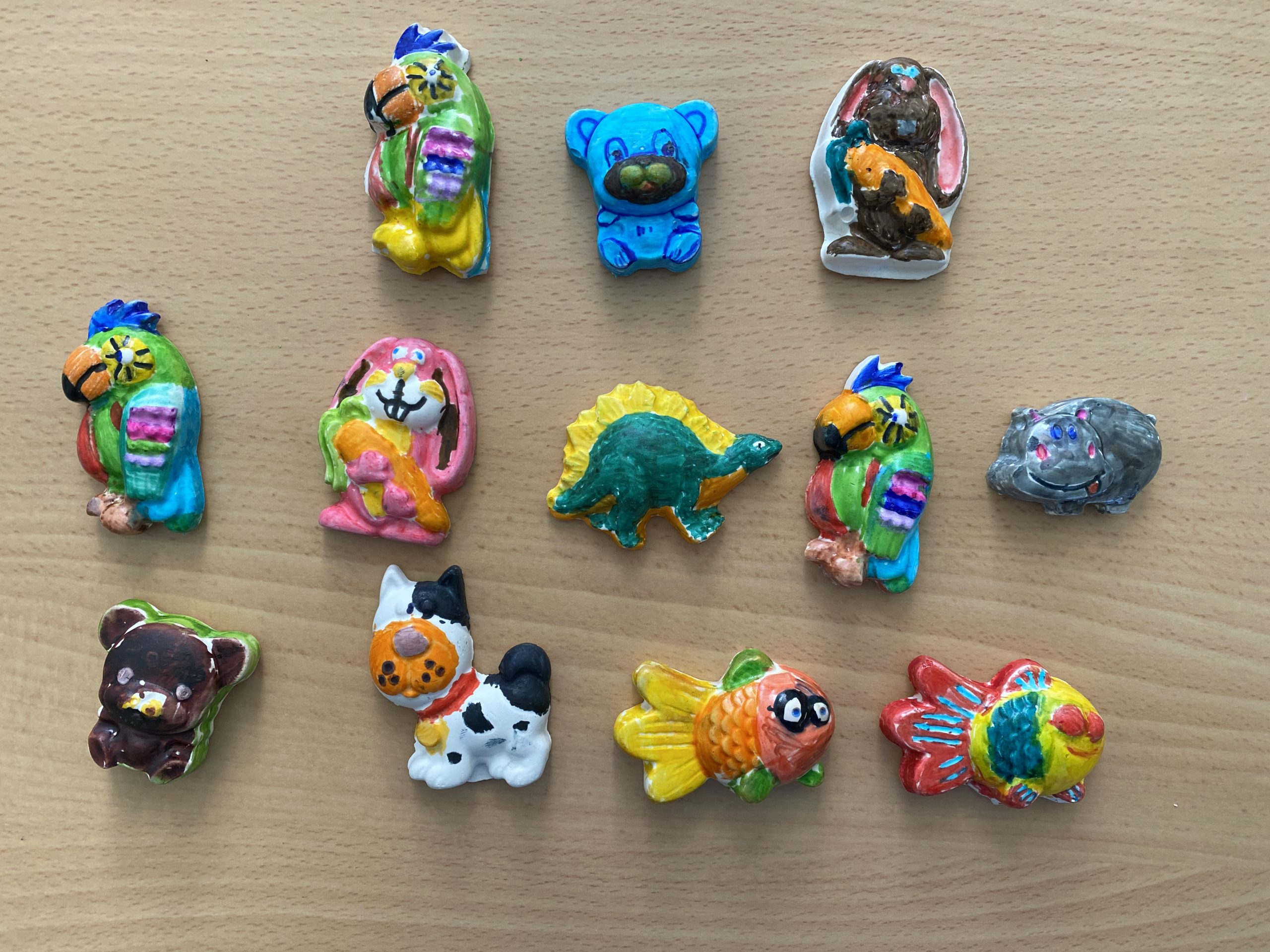 Manualidades con figuras de escayola II. Pintamos con rotuladores ...